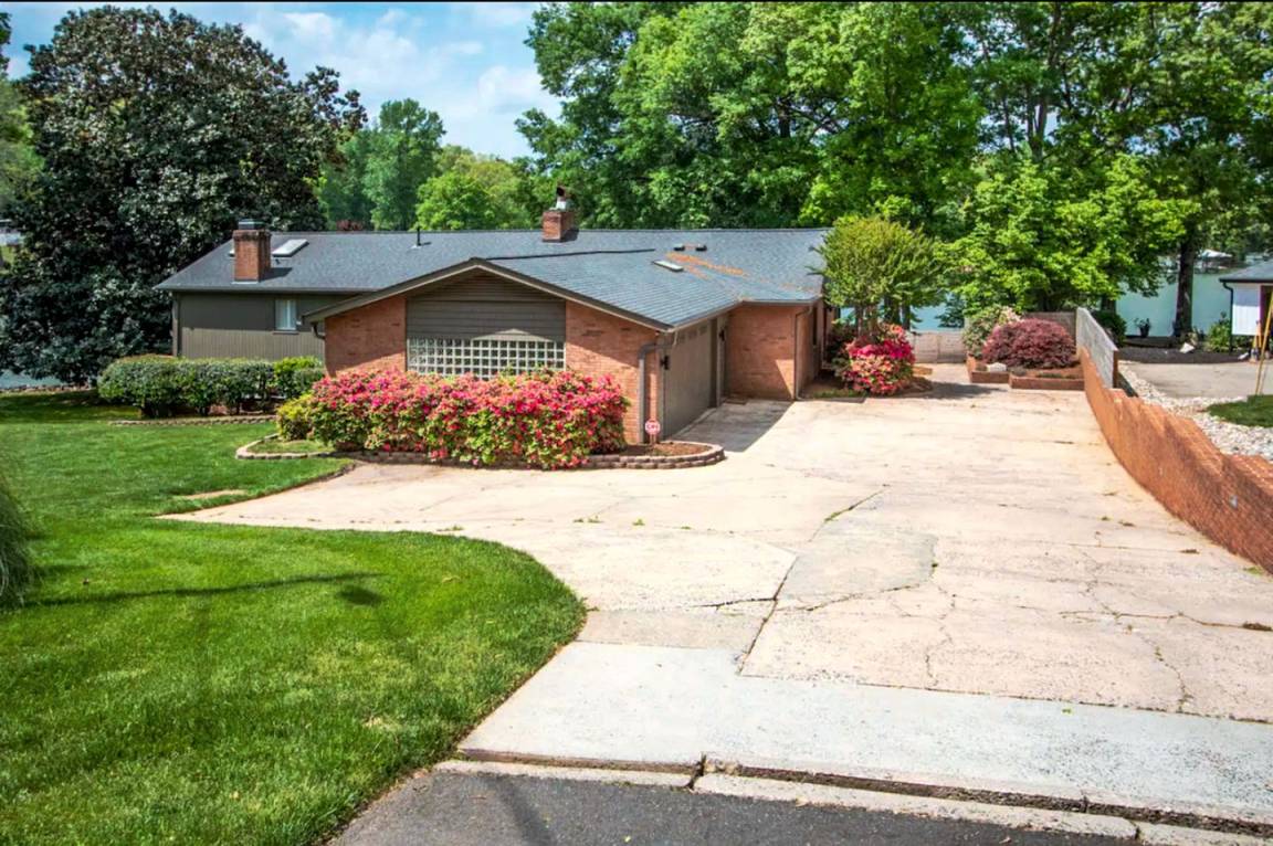 House ∙ 4 Bedrooms ∙ 11 Guests - Lake Wylie, SC