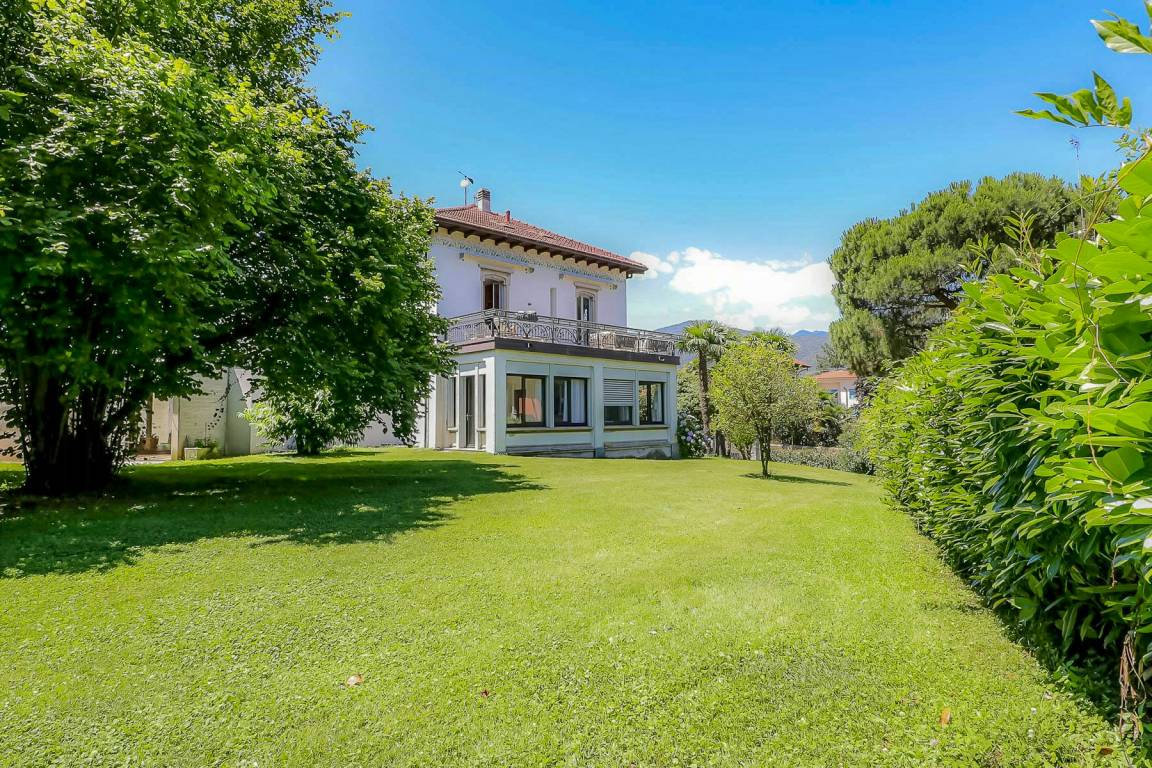 240 M² Maison De Vacances ∙ 5 Chambres ∙ 14 Personnes - Luino