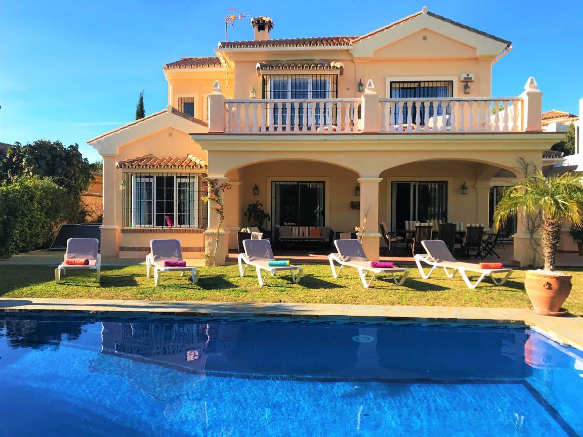 350 M² House ∙ 4 Bedrooms ∙ 9 Guests - Estepona