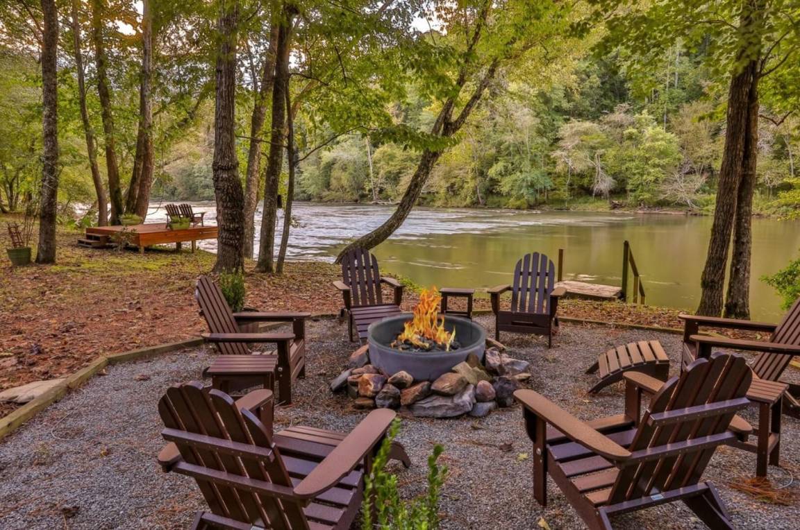Cabin ∙ 4 Bedrooms ∙ 10 Guests - Ellijay, GA