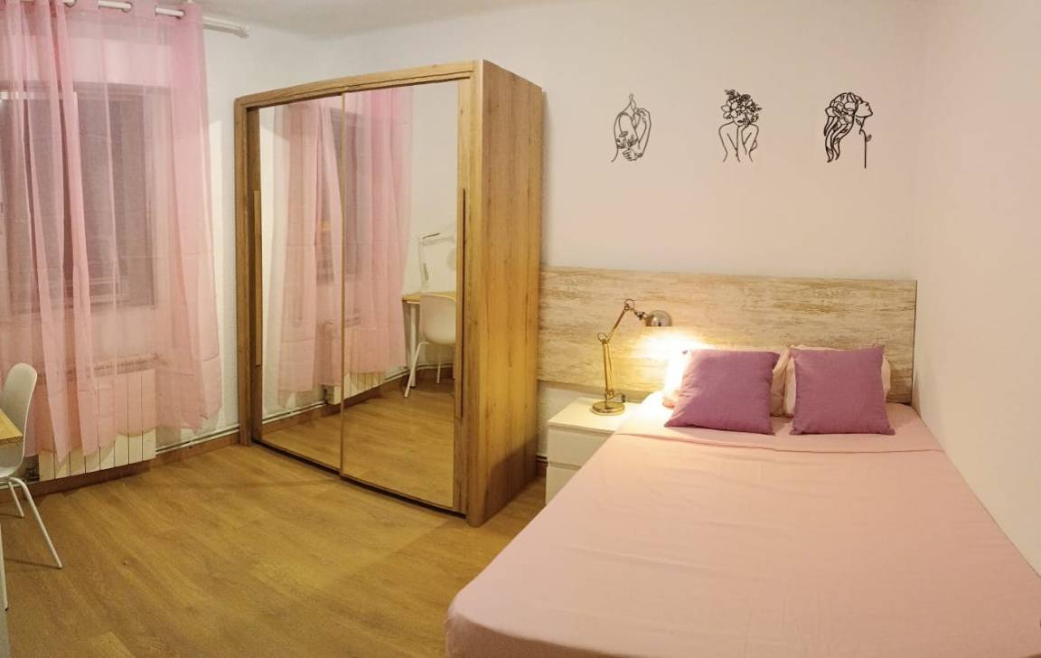 80 M² Private Room ∙ 1 Bedroom ∙ 1 Guest - Móstoles