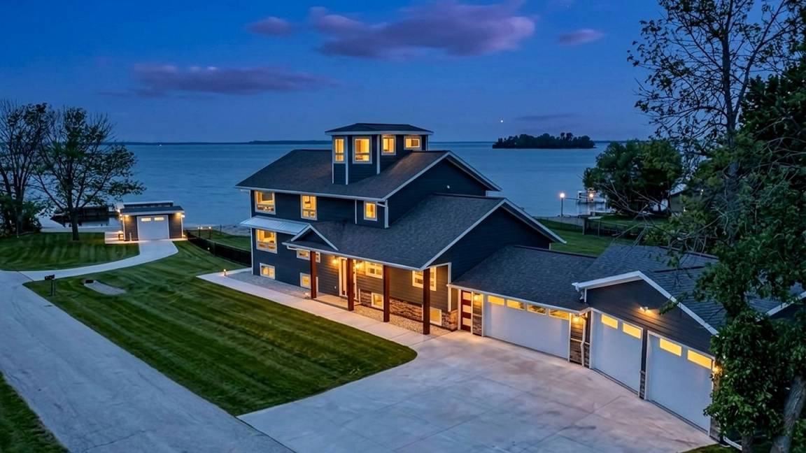 House ∙ 5 Bedrooms ∙ 14 Guests - Green Bay, WI