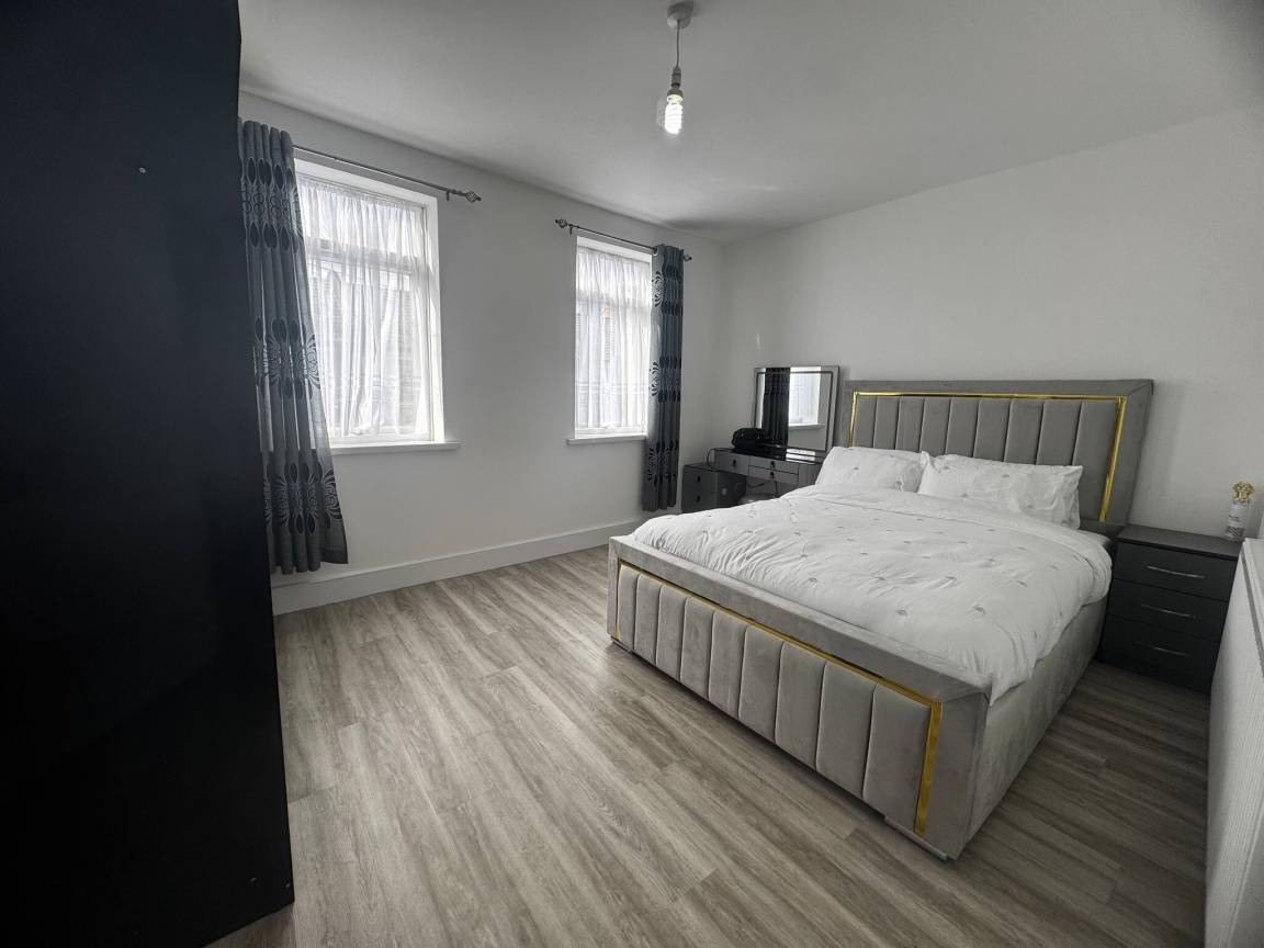 111 M² House ∙ 5 Bedrooms ∙ 10 Guests - Ilford