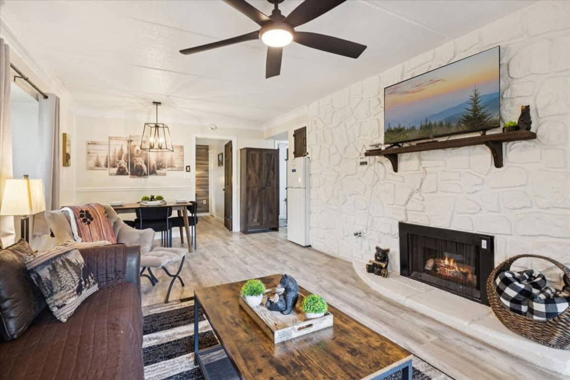 Apartment ∙ 2 Bedrooms ∙ 6 Guests - Gatlinburg, TN