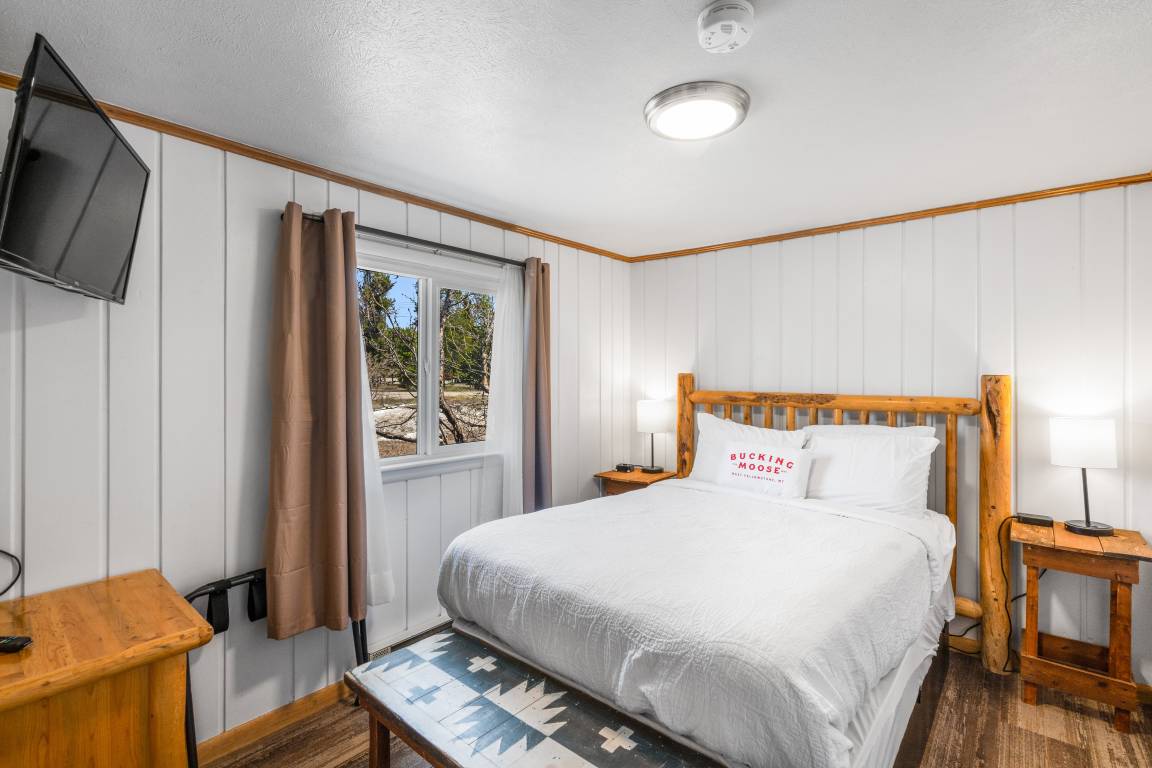 Hotel ∙ 2 Bedrooms ∙ 4 Guests - West Yellowstone, MT