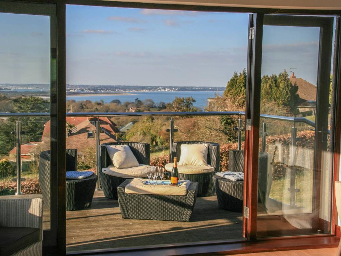 Cottage ∙ 4 Bedrooms ∙ 8 Guests - Bournemouth