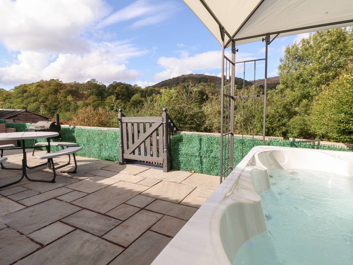 Cottage ∙ 7 Bedrooms ∙ 18 Guests - Llangollen