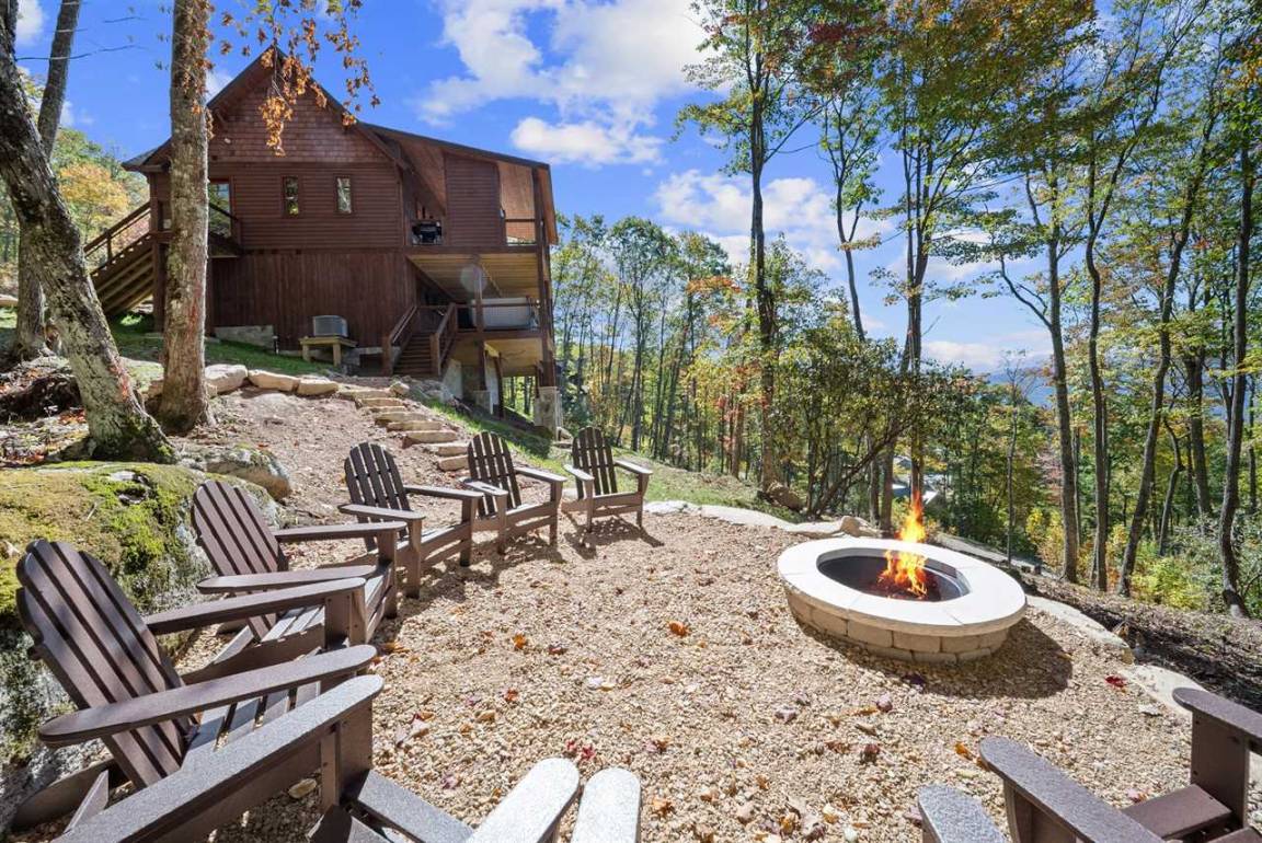 Cabin ∙ 4 Bedrooms ∙ 13 Guests - Beech Mountain, NC