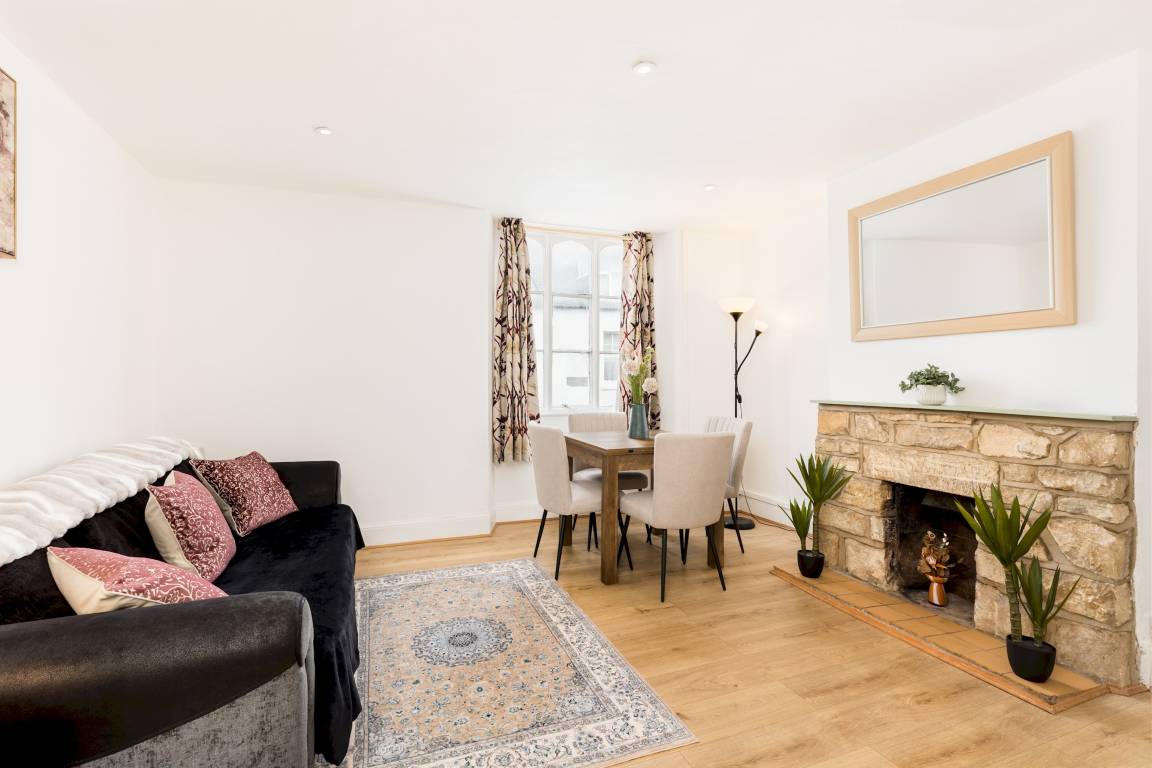 56 M² Apartment ∙ 2 Bedrooms ∙ 4 Guests - Broadway