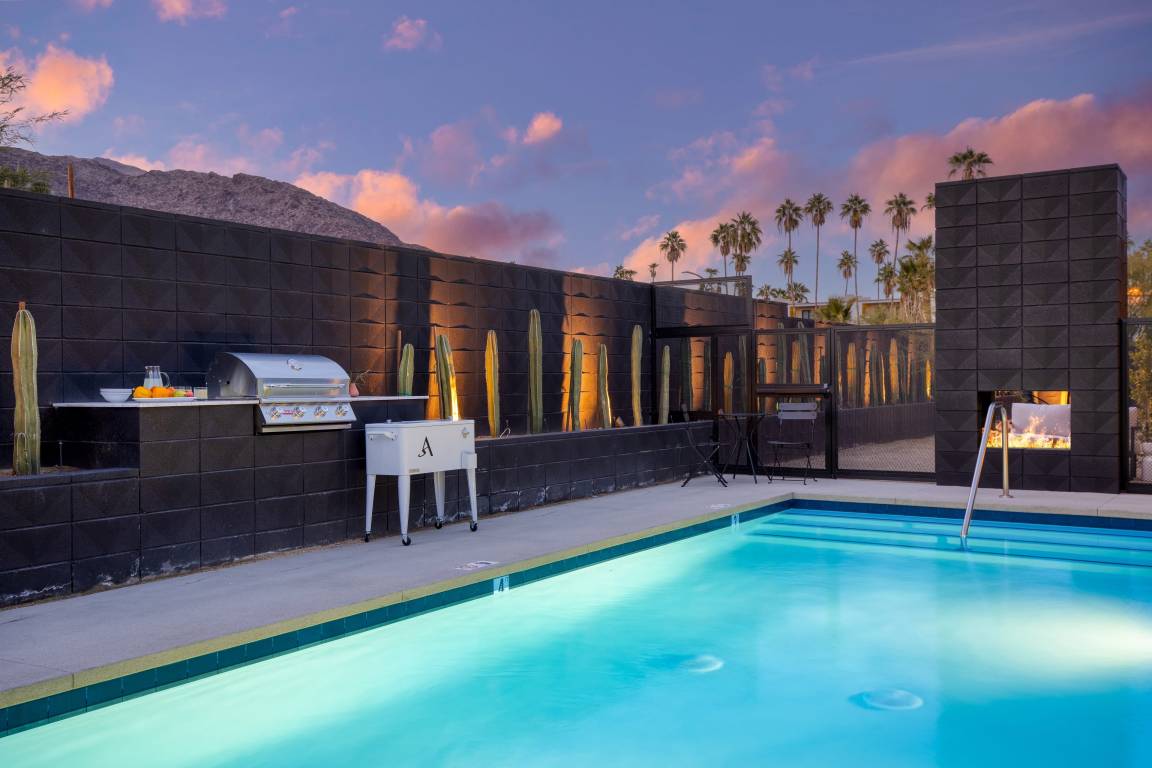 Hotel ∙ 4 Bedrooms ∙ 10 Guests - Palm Springs, CA