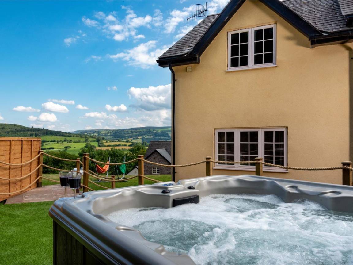 Cottage ∙ 5 Bedrooms ∙ 8 Guests - Brecon