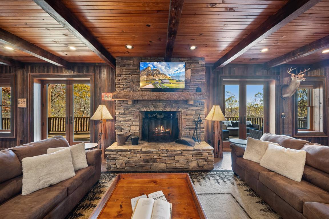 679 M² Cabin ∙ 3 Bedrooms ∙ 29 Guests - Blowing Rock, NC