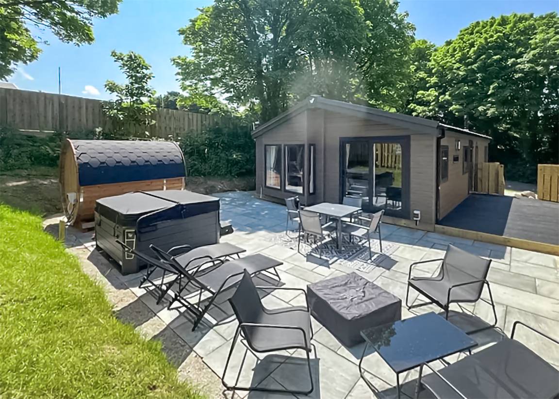 Chalet ∙ 2 Bedrooms ∙ 4 Guests - England