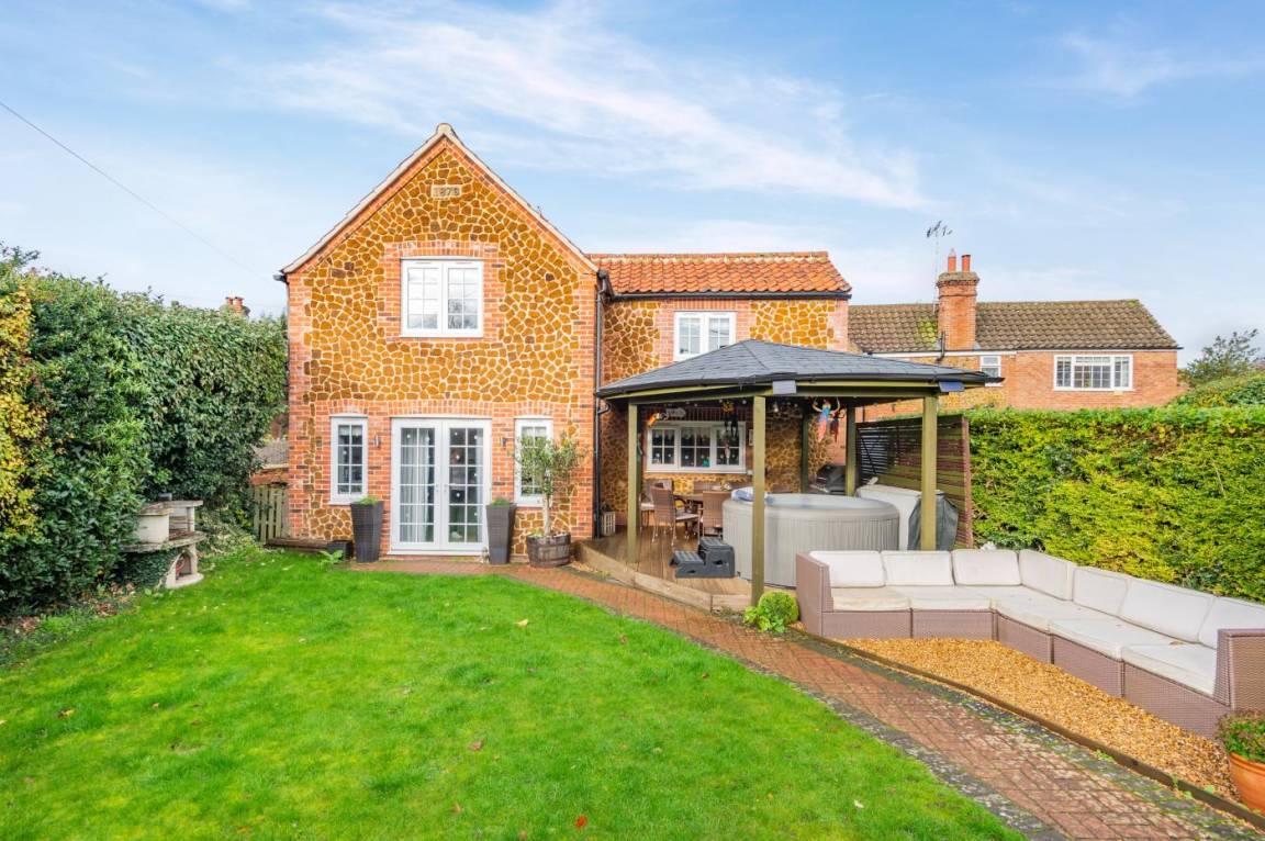 Cottage ∙ 4 Bedrooms ∙ 8 Guests - Snettisham