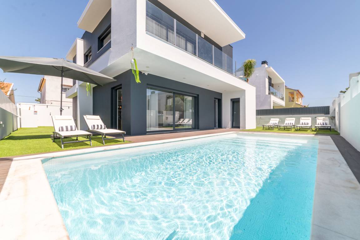 160 M² Villa ∙ 3 Bedrooms ∙ 6 Guests - Almada