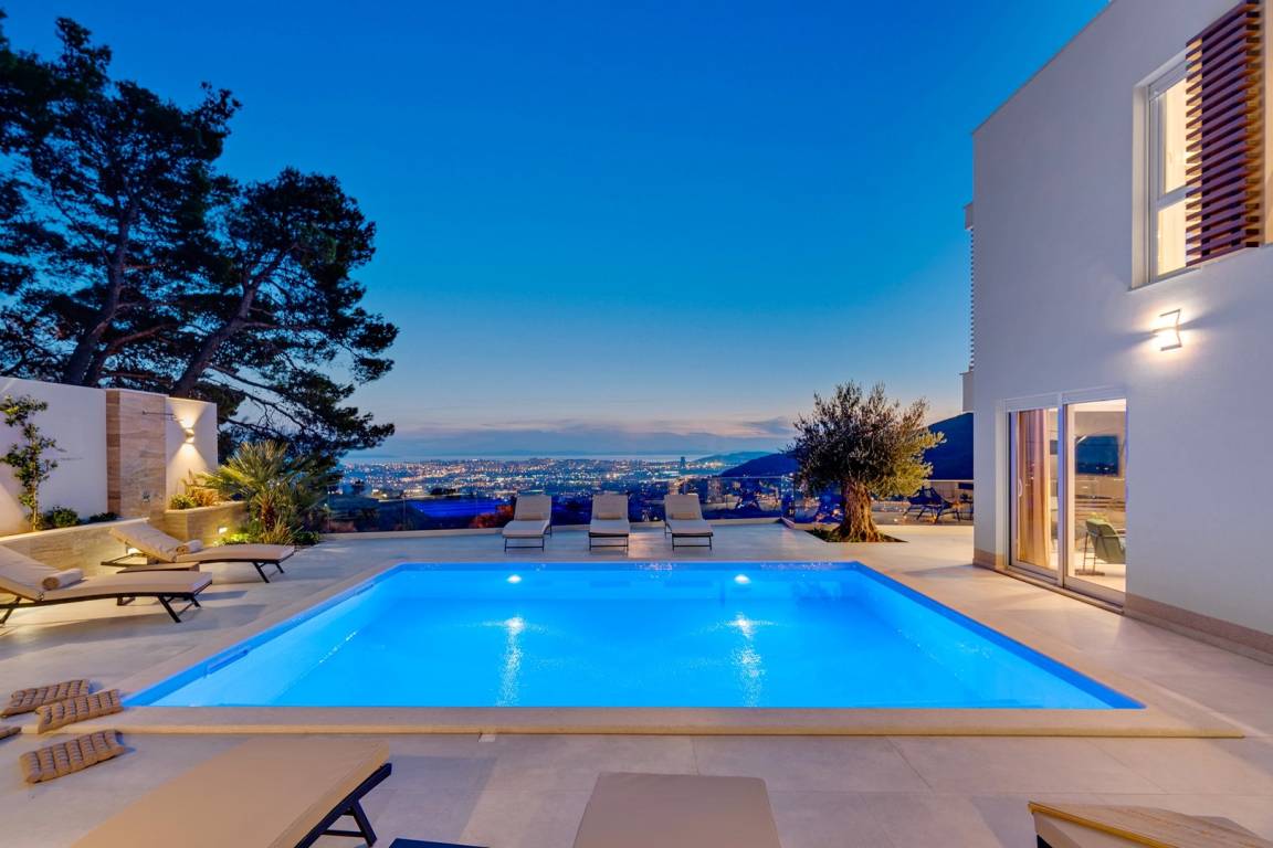 250 M² Villa ∙ 4 Bedrooms ∙ 8 Guests - Split