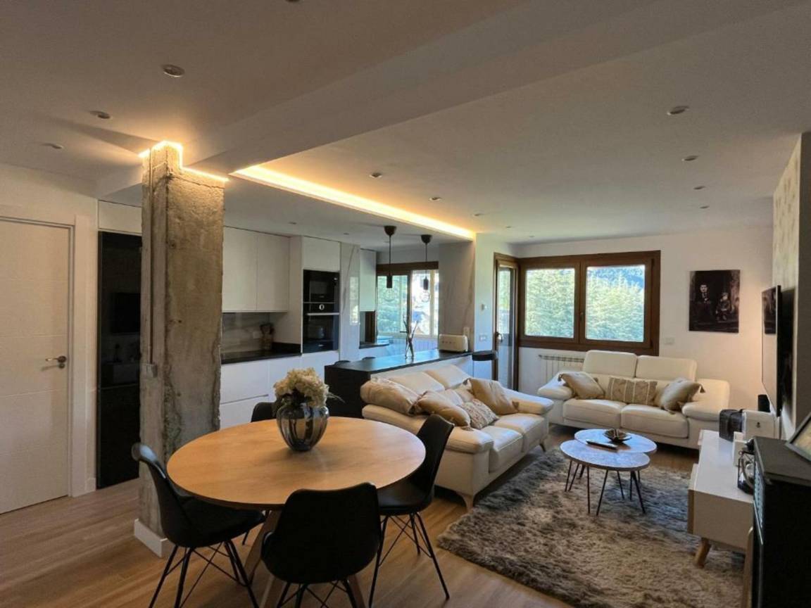 75 M² Apartamento ∙ 3 Habitaciones ∙ 6 Huéspedes - Jaca