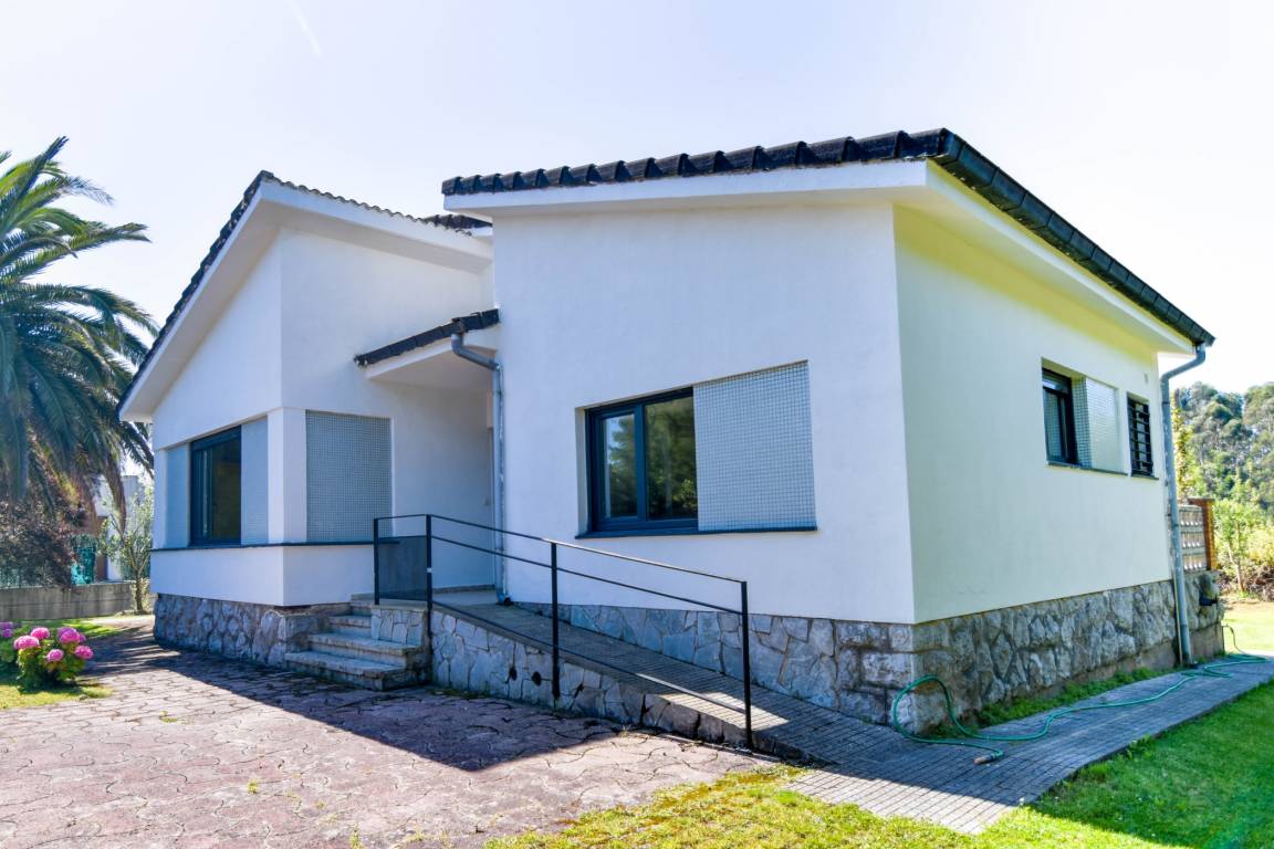 150 M² Villa ∙ 5 Bedrooms ∙ 10 Guests - Santoña
