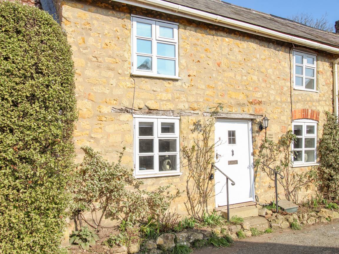 Cottage ∙ 3 Bedrooms ∙ 6 Guests - Burton Bradstock