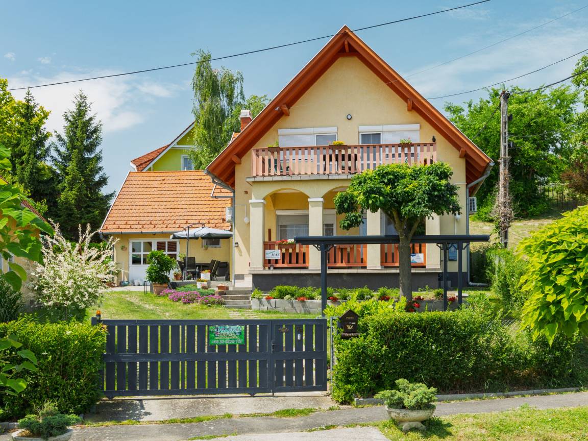 85 M² Apartment ∙ 2 Bedrooms ∙ 5 Guests - Szigliget