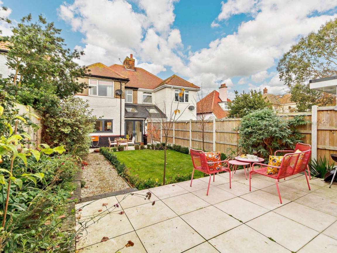Cottage ∙ 3 Bedrooms ∙ 6 Guests - Clacton-on-Sea
