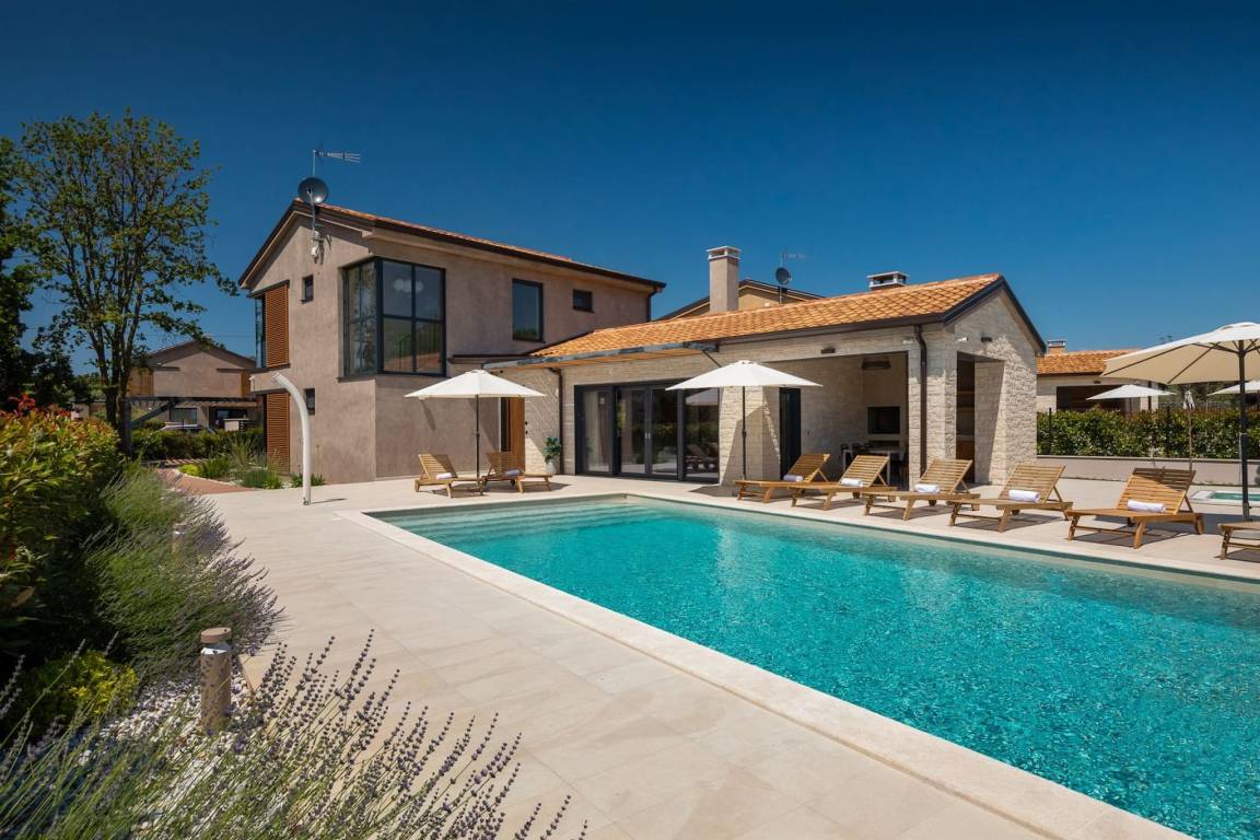 180 M² Villa ∙ 4 Bedrooms ∙ 8 Guests - Poreč