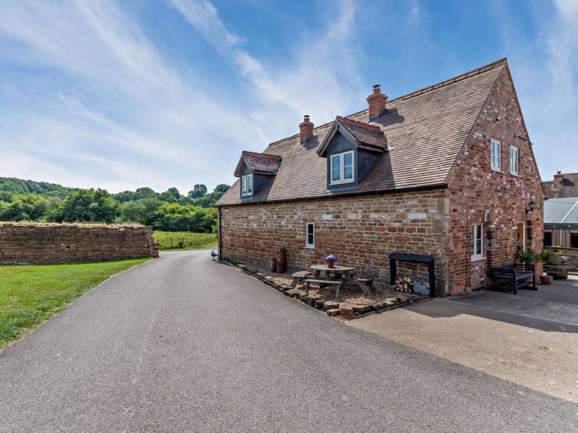 Cottage ∙ 2 Bedrooms ∙ 4 Guests - Leicestershire