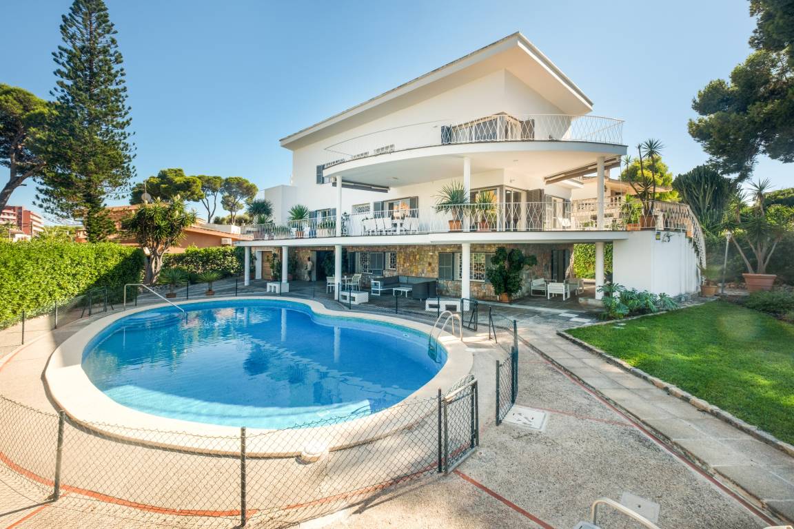 670 M² Villa ∙ 8 Habitaciones ∙ 12 Huéspedes - El Arenal