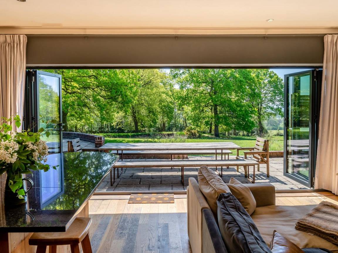 Cottage ∙ 8 Bedrooms ∙ 16 Guests - Crowborough