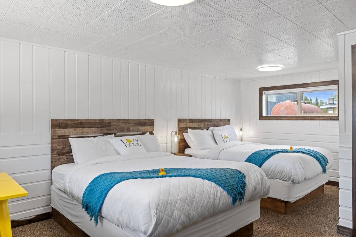 Hotel ∙ 1 Bedroom ∙ 4 Guests - West Yellowstone, MT
