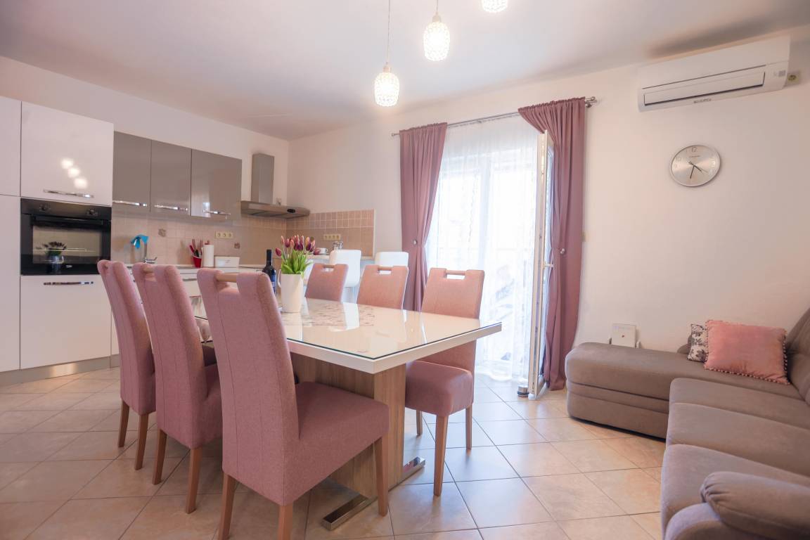 75 M² Apartment ∙ 2 Bedrooms ∙ 5 Guests - Podstrana