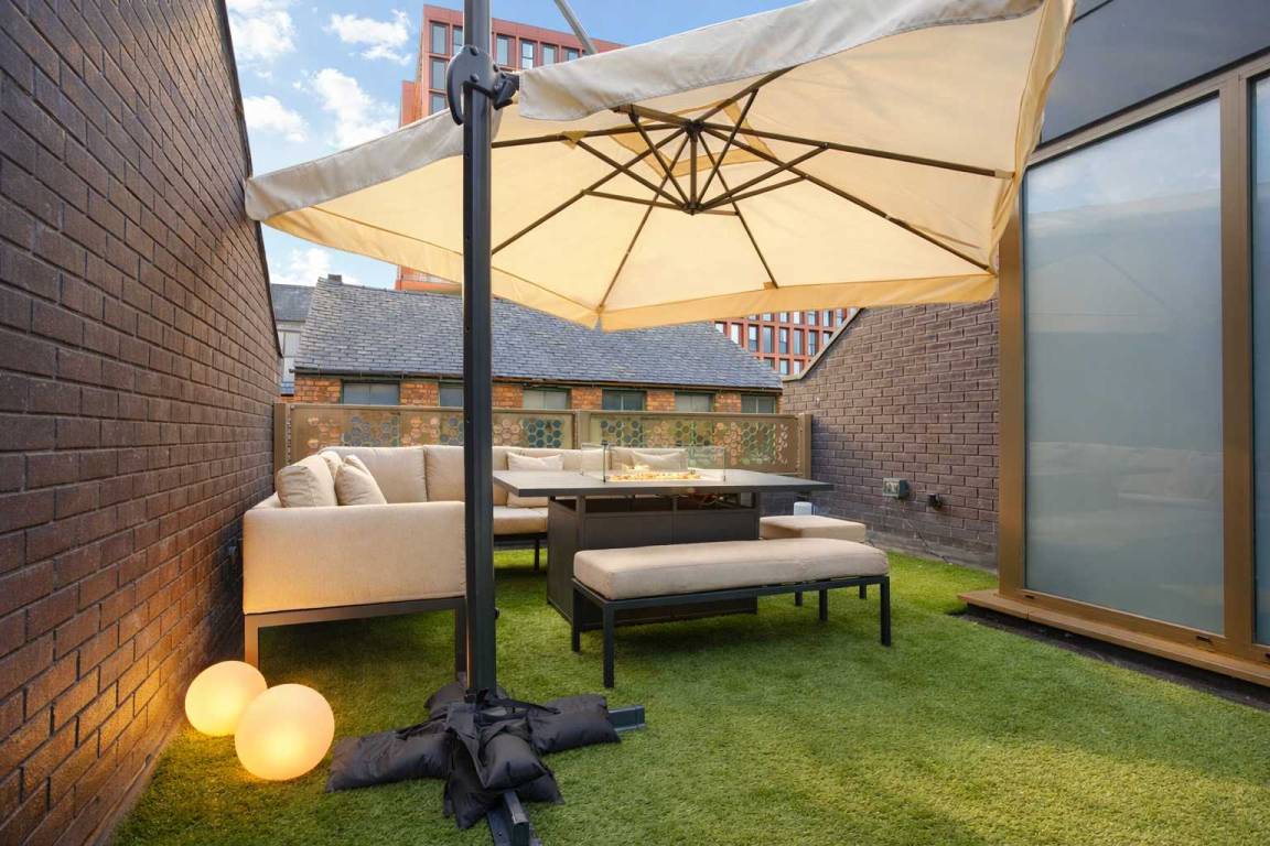 144 M² House ∙ 4 Bedrooms ∙ 8 Guests - Bury