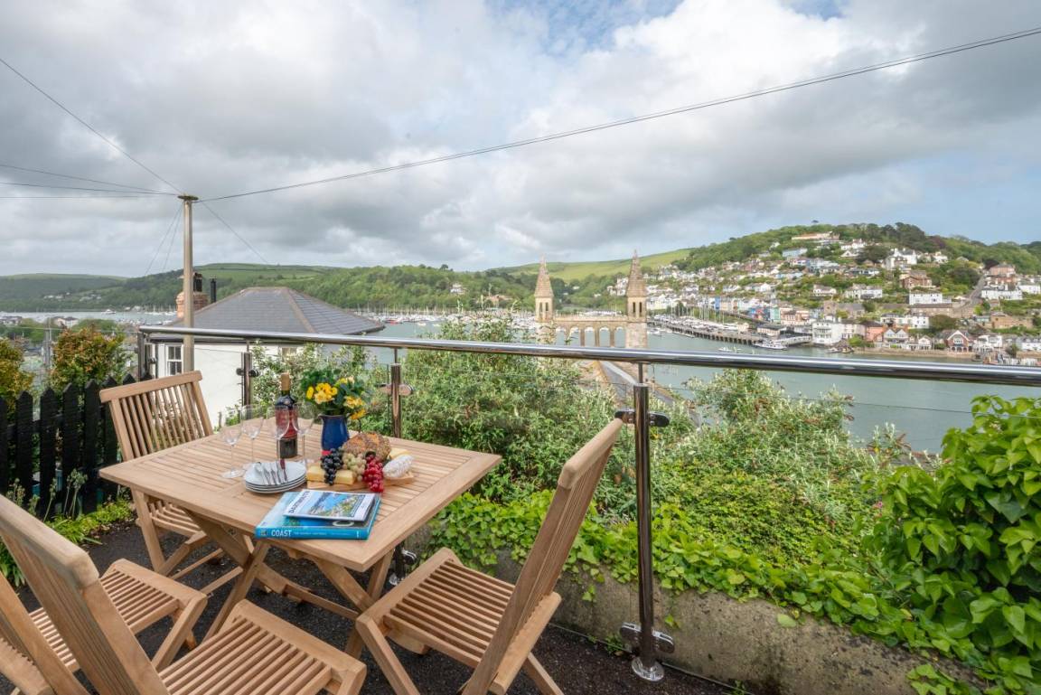 Cottage ∙ 2 Bedrooms ∙ 4 Guests - Dartmouth
