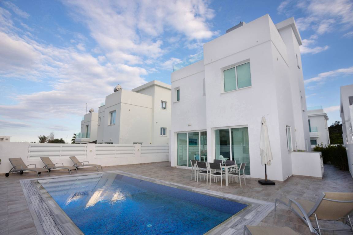 150 M² Villa ∙ 3 Bedrooms ∙ 8 Guests - Protaras