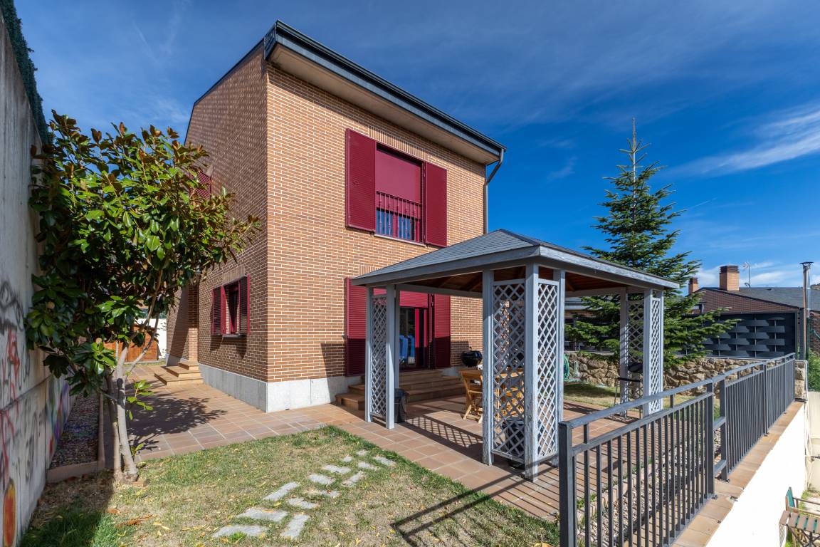 200 M² Maison De Vacances ∙ 4 Chambres ∙ 7 Personnes - El Espinar