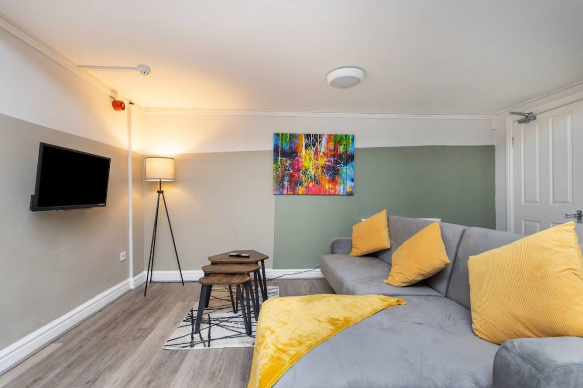 100 M² Apartment ∙ 4 Bedrooms ∙ 11 Guests - Wakefield