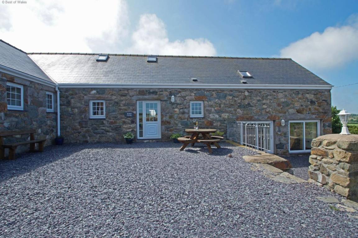Cottage ∙ 16 Bedrooms ∙ 18 Guests - Wales