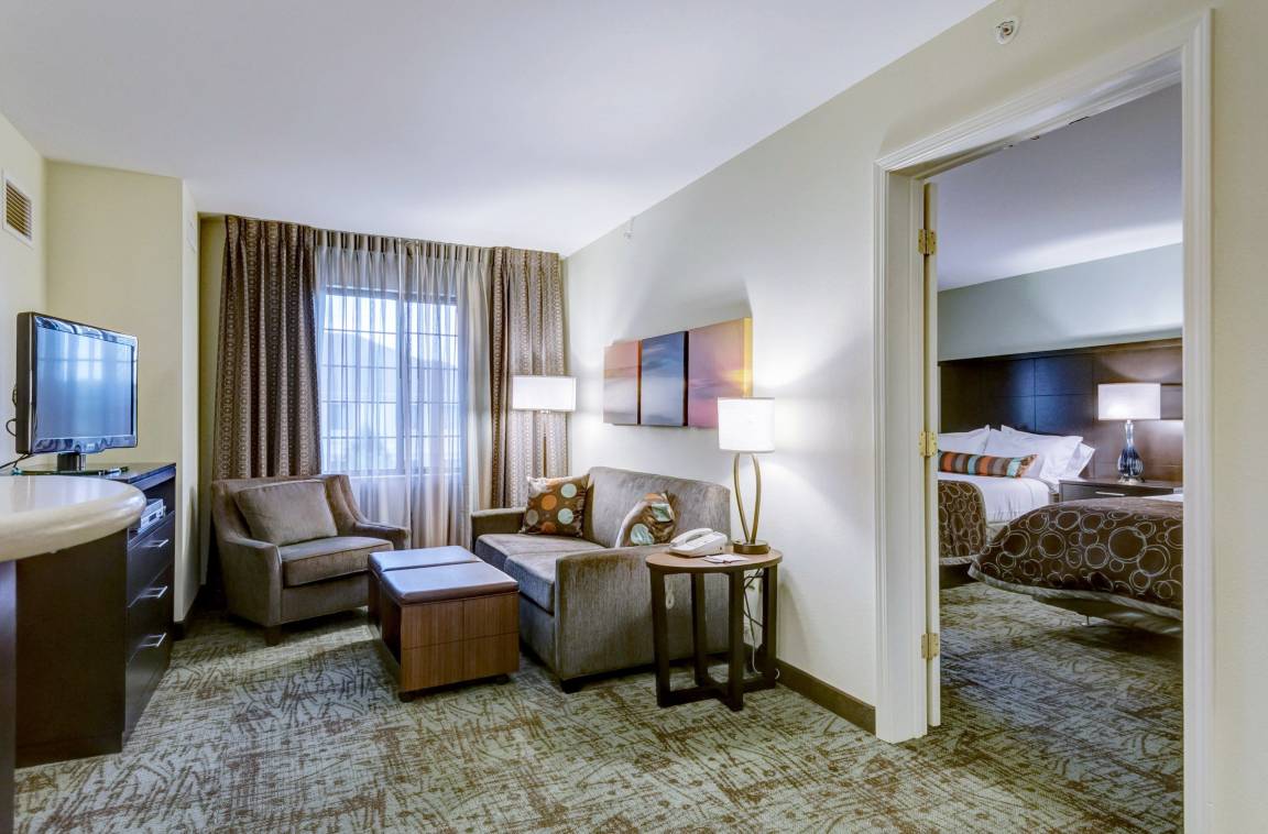 Condo ∙ 1 Bedroom ∙ 4 Guests - Peoria, IL