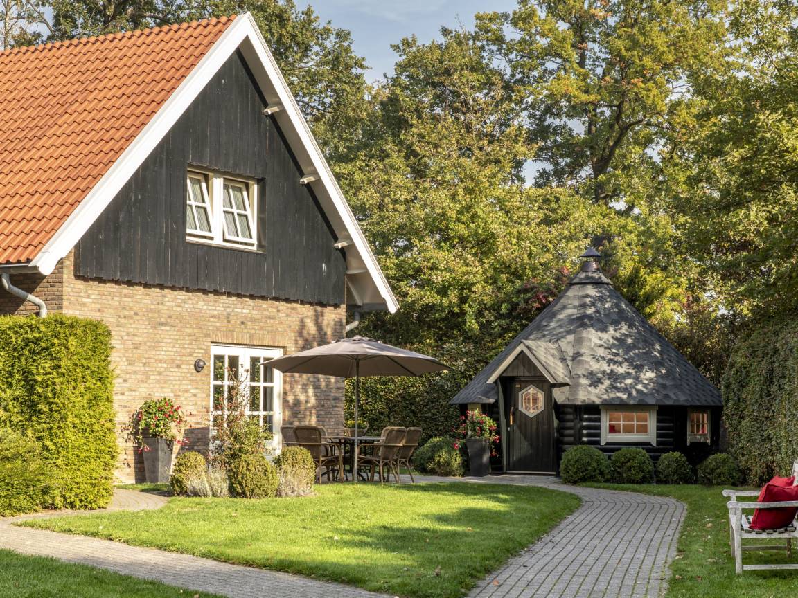 250 M² House ∙ 8 Bedrooms ∙ 16 Guests - Enschede