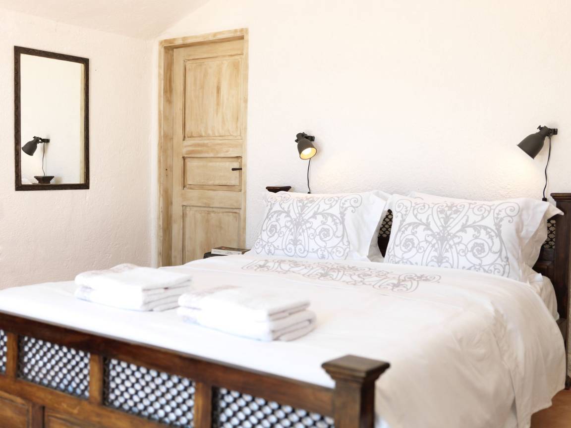 Villa ∙ 6 Bedrooms ∙ 18 Guests - Santorini