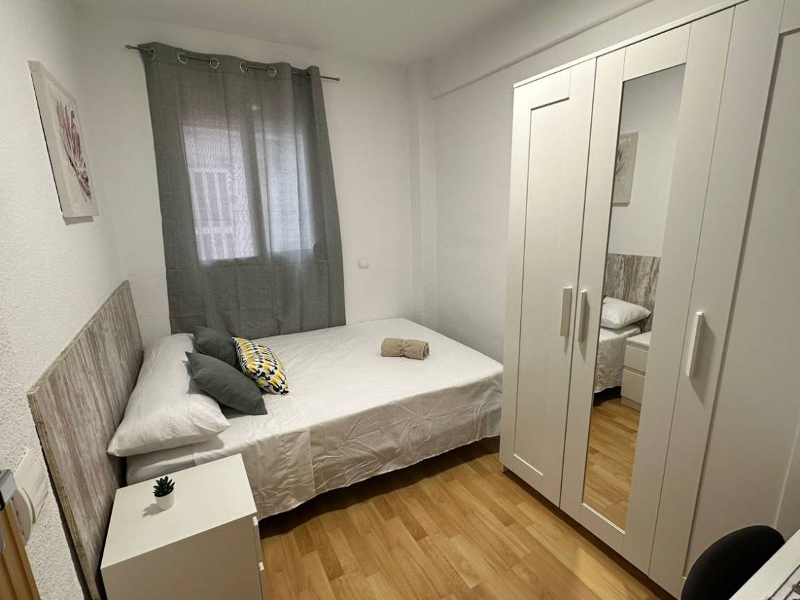 80 M² Private Room ∙ 1 Bedroom ∙ 1 Guest - Alcala de Henares