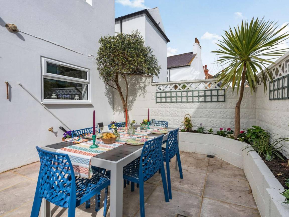 Cottage ∙ 3 Bedrooms ∙ 5 Guests - Eastbourne