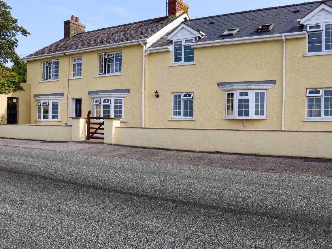 Cottage ∙ 6 Bedrooms ∙ 12 Guests - Narberth