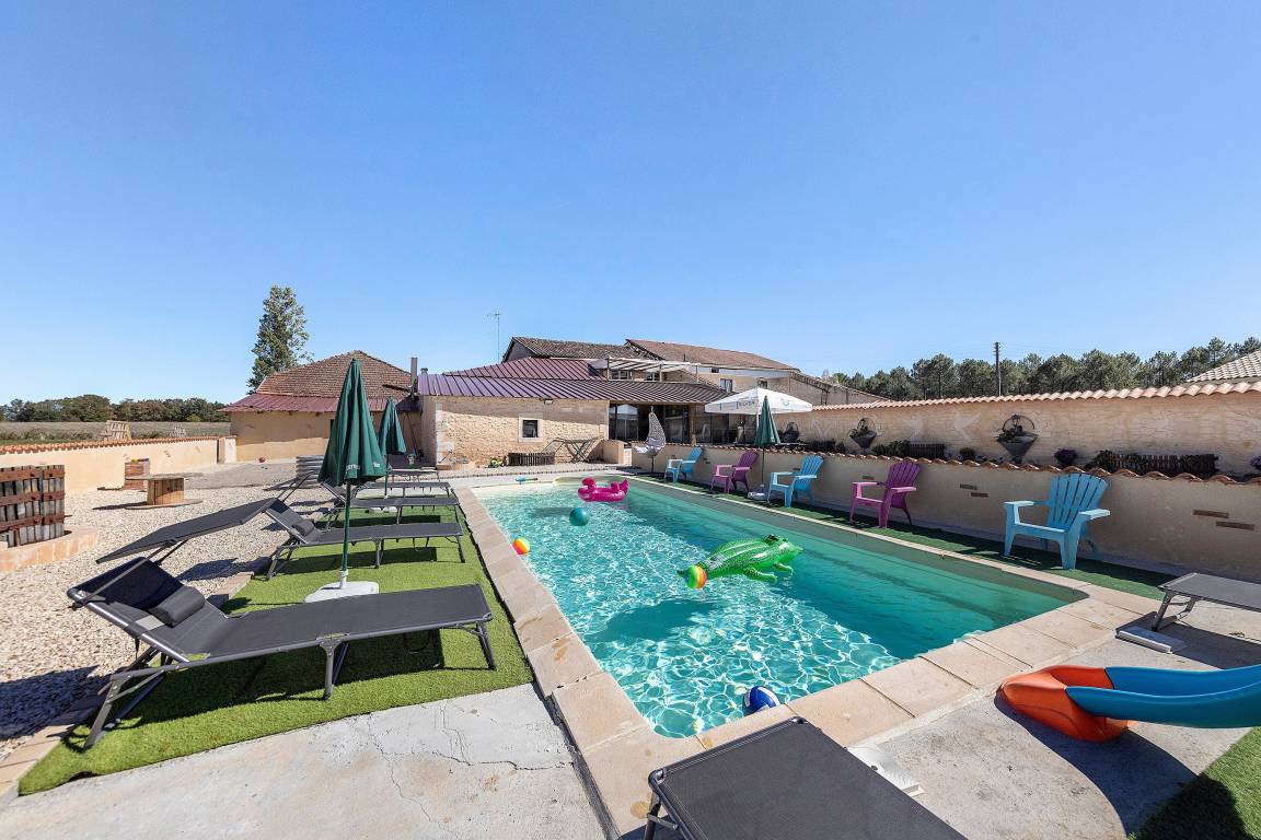 220 M² Huis ∙ 6 Slaapkamers ∙ 14 Gasten - Charente