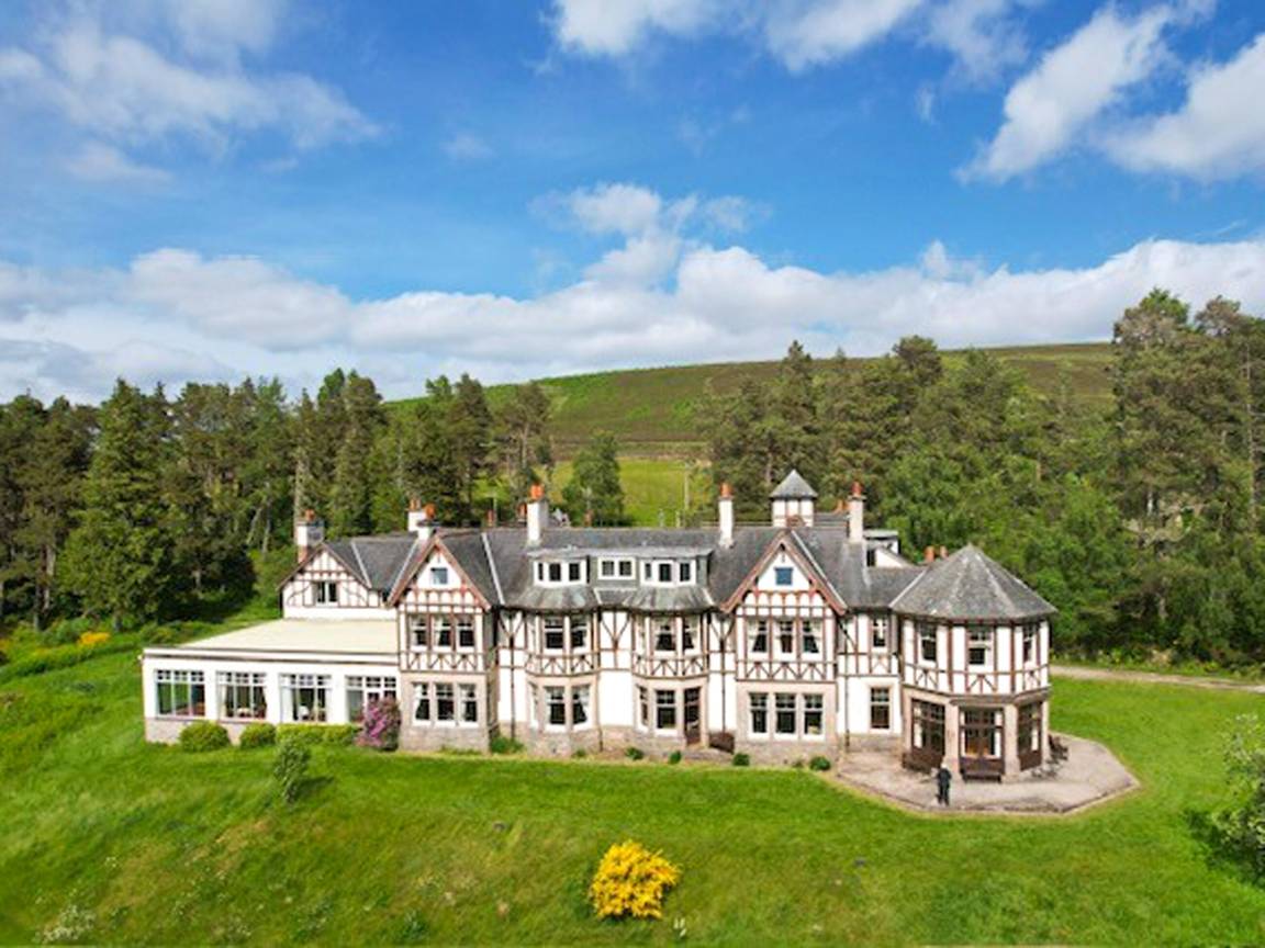 Cottage ∙ 8 Bedrooms ∙ 17 Guests - Lairg