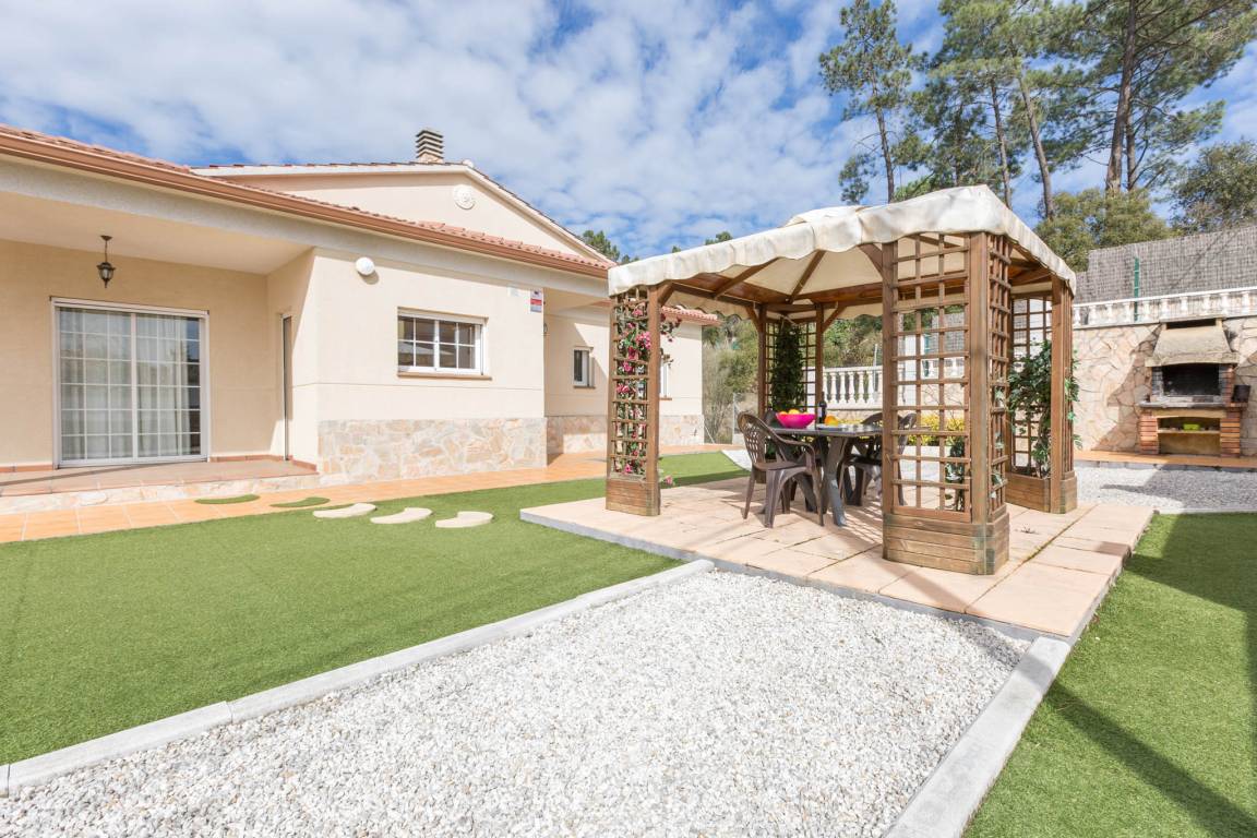 110 M² Villa ∙ 4 Habitaciones ∙ 8 Huéspedes - Caldes de Malavella