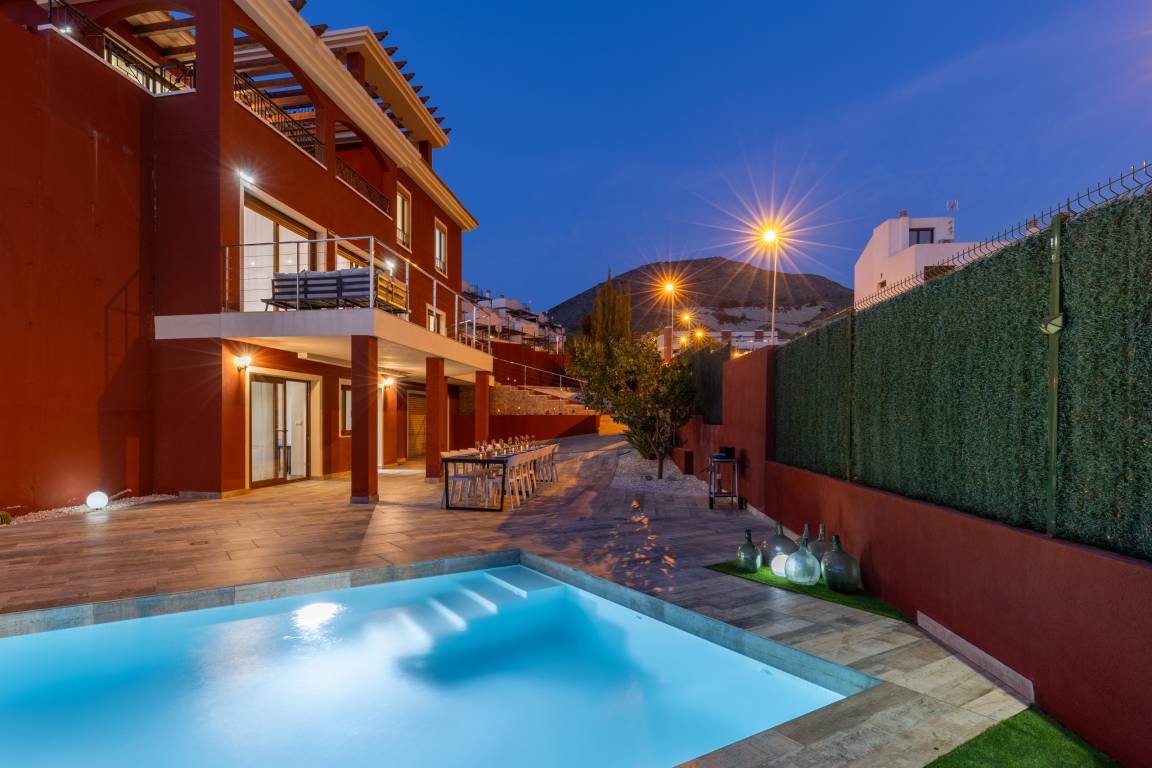 450 M² Villa ∙ 5 Makuuhuonetta ∙ 16 Vierasta - Benidorm