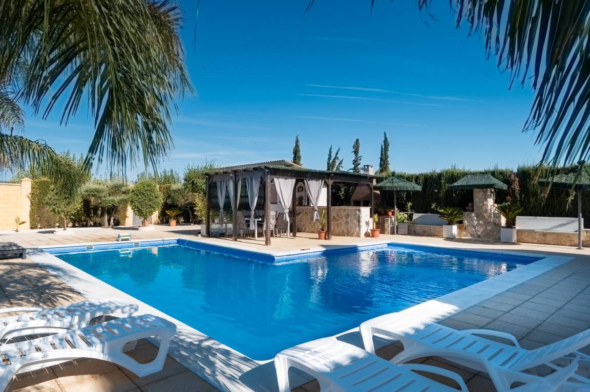 250 M² Casa ∙ 4 Habitaciones ∙ 8 Huéspedes - Lora del Río