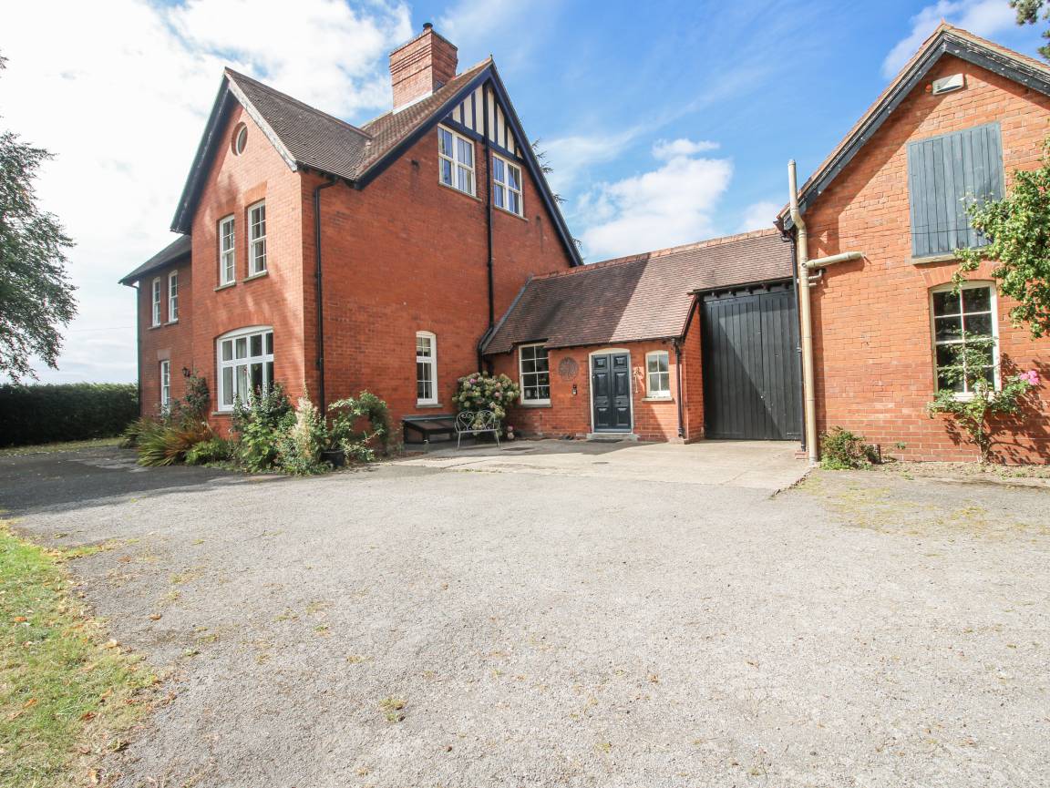 Cottage ∙ 6 Bedrooms ∙ 13 Guests - Leominster