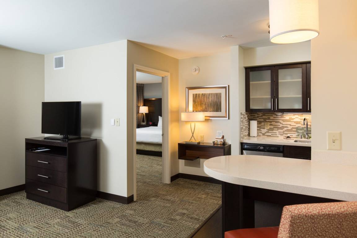 Hotel ∙ 2 Bedrooms ∙ 6 Guests - Corona, CA
